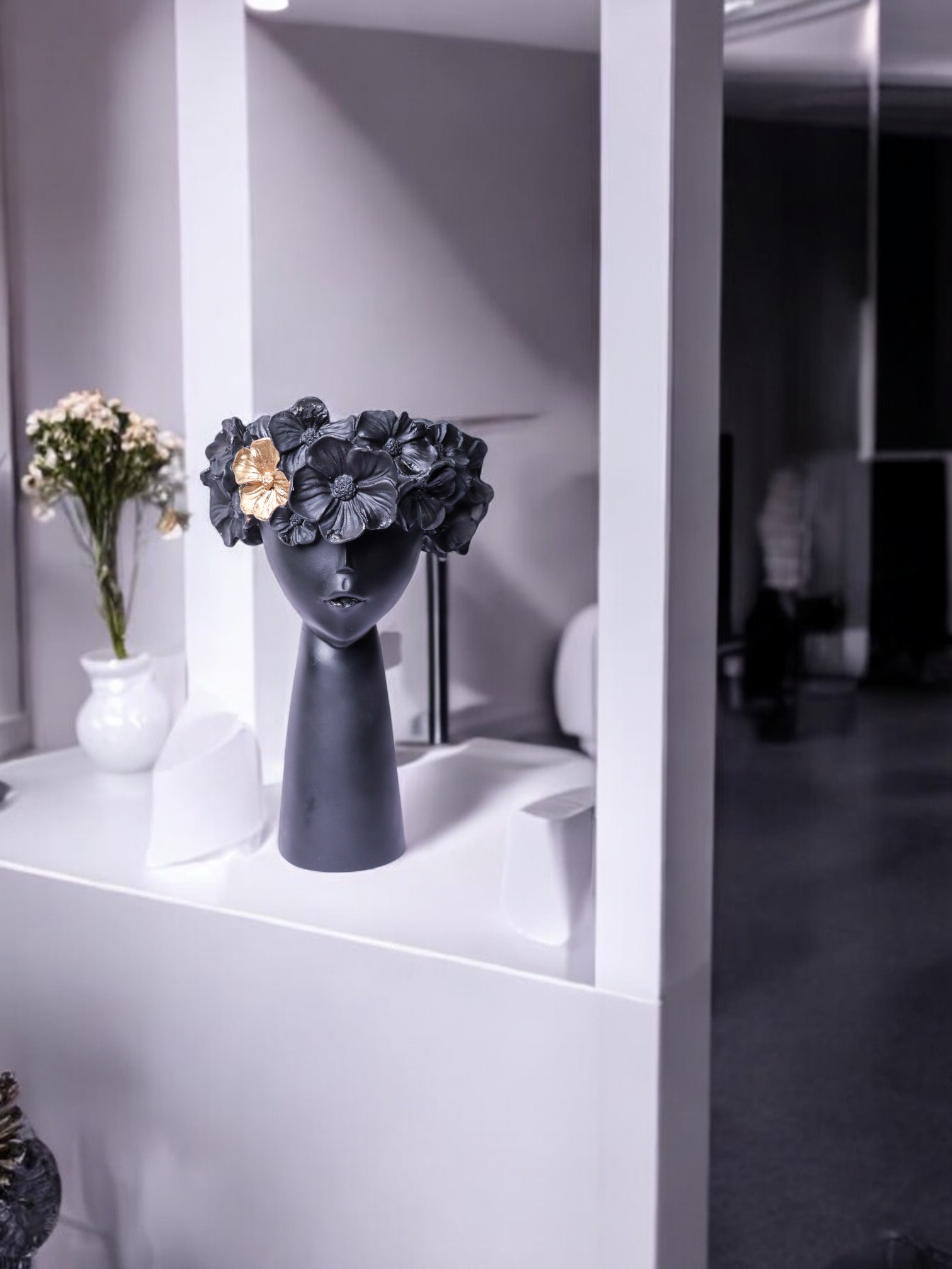 Charming Lady Vase - Elegant Home Decor for Stylish Interiors